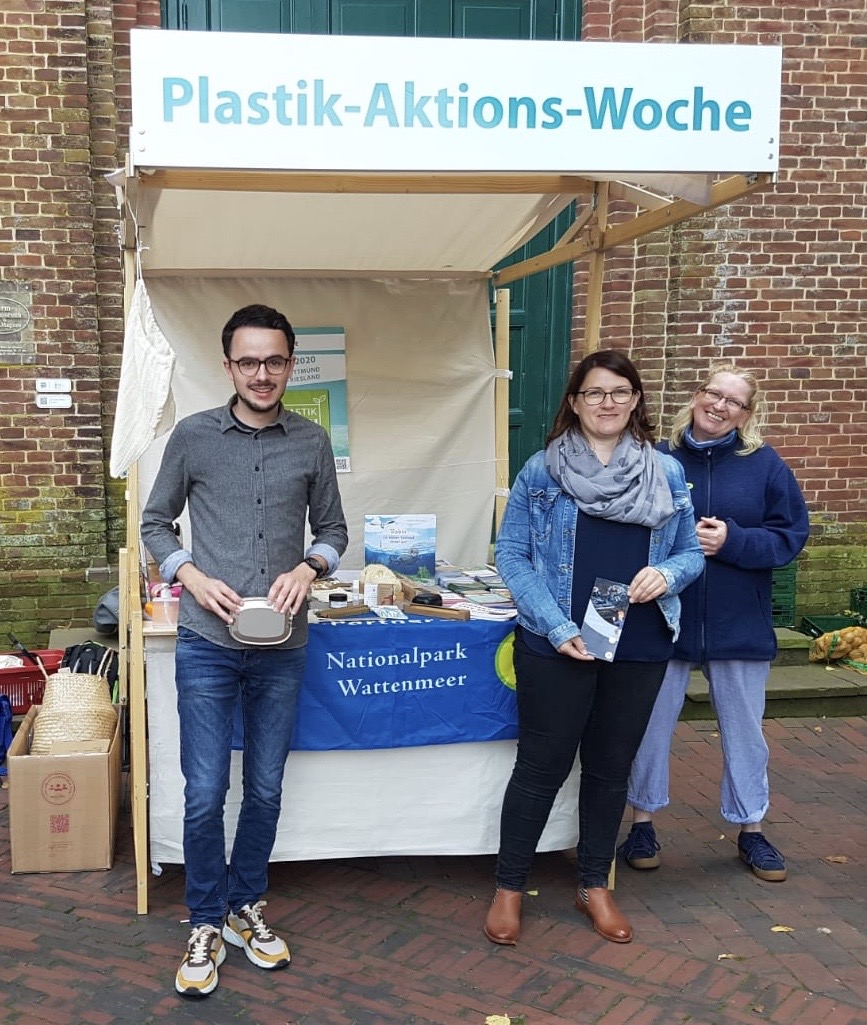 Aktionsstand zur Plastik-Aktions-Woche auf dem Wochenmarkt in Esens › Ole Willms